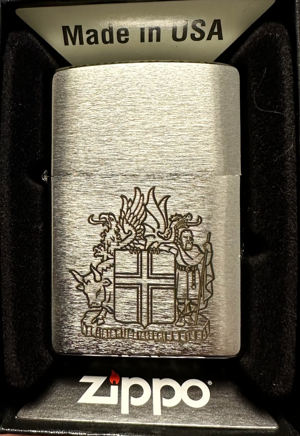 Zippo Skjaldamerki Brushed Chrome - Kveikjari — Gormur.is